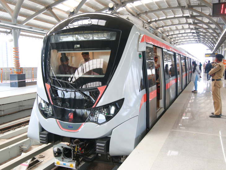 Metro train running 80 kmph, over 2 lac people traveled in 10 months ...