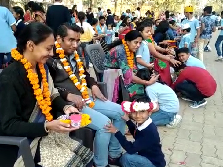 students worship Parents in virani and jasani school at rajkot ...