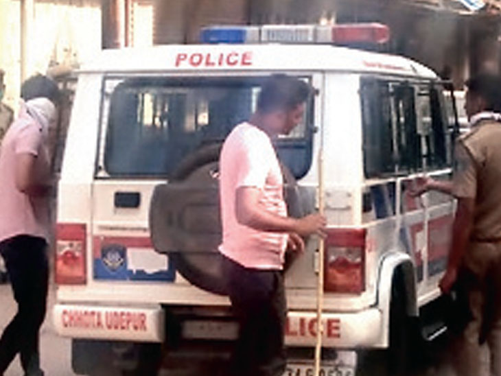 કવાંટમાં ગાંધીચોકમાં માસ્ક પહેર્યા વગર લટાર મારતા હેડ કોન્સ્ટેબલ,પોલીસ ...