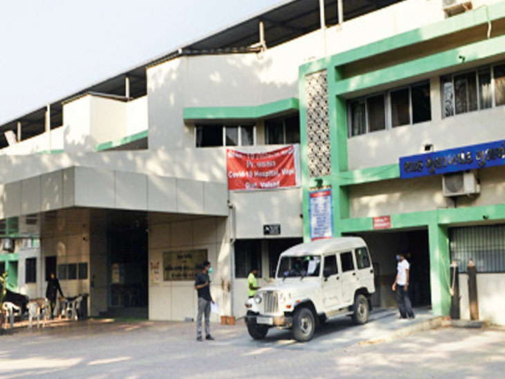 Vapi Janseva Hospital staff rushed to the spot to bring 35 corona for ...