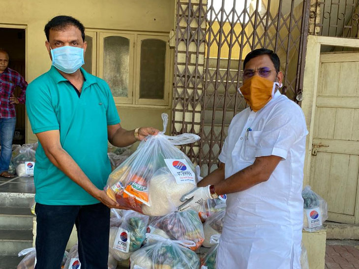 Distribution of kits to widowed sisters in Mandvi taluka