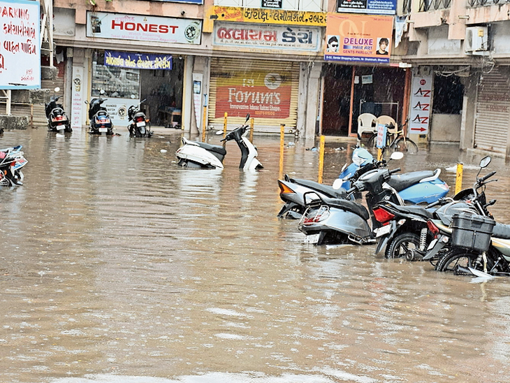 One and a half inches of rain in Bharuch, the road was flooded without ...