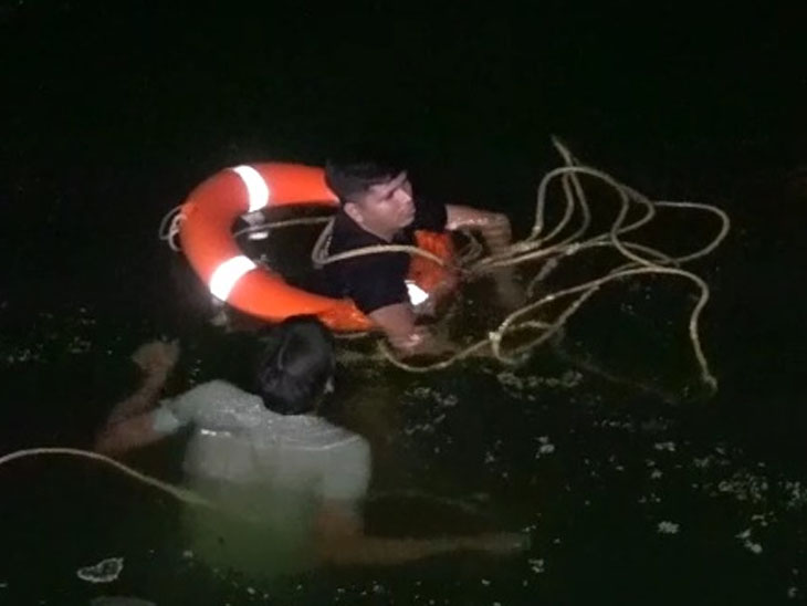 The young woman put a moped on the bridge of Mindhola river at night ...