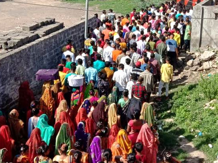 Despite the ban in Khapat village of Una taluka, 200 people thronged on ...