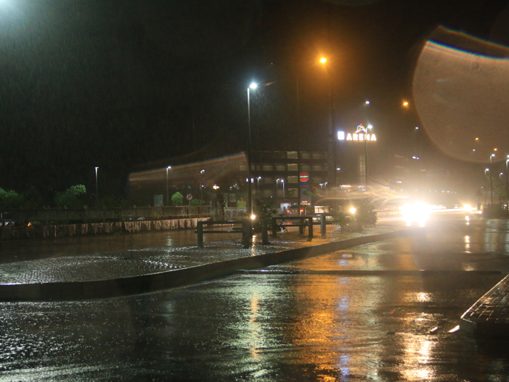 The Ukai Dam flooded 22,000 to 50,000 cusecs and reached 319 feet