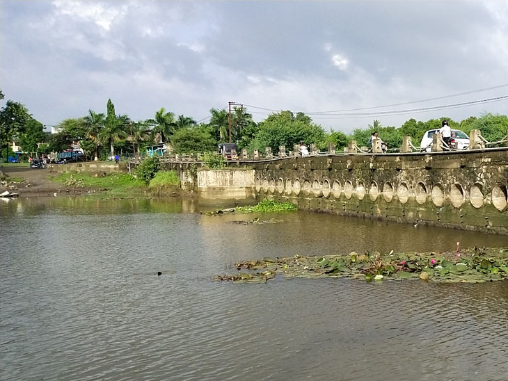Relief to the people who are removing the iron plates of Gandevi ...