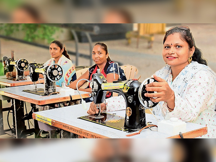 Distribution of sewing machine to the disabled sisters | રાહત: વિકલાંગ ...
