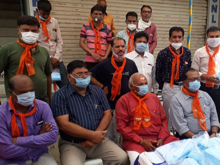 Distribution of 65 thousand masks in Amreli, Bagasara, Babra, Lathi and ...