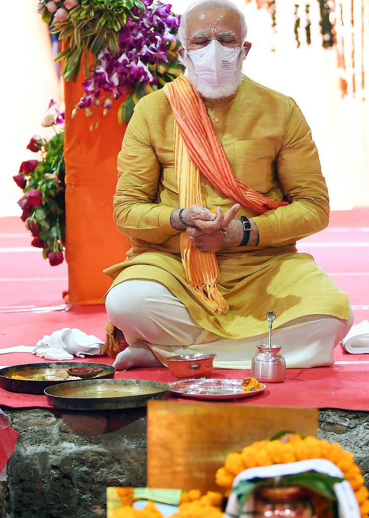 Prime Minister Modi arrives in Ayodhya in dhoti and golden kurta ...
