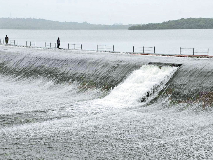 Heavy rains also flooded the Vihar Lake of the Municipal Corporation ...