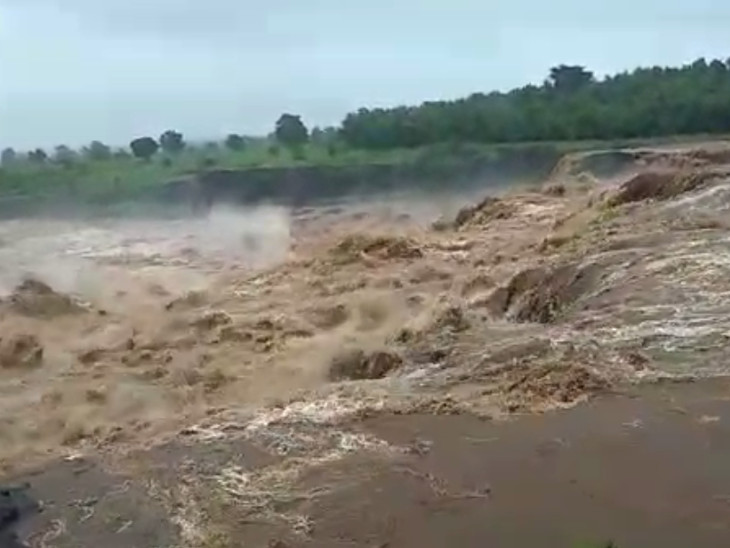 1 lakh cusec water inflow in Karjan dam, 10 thousand cusec water ...
