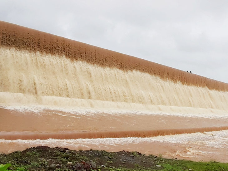 Doswada dam on Mindhola river in Songadh taluka overflowed due to heavy rains | ડેમ ઓવરફ્લો ...