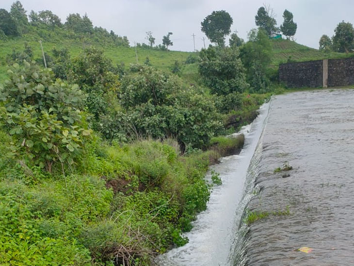 Dholi Dam was flooded by 0.15 m due to rains in Uparvas