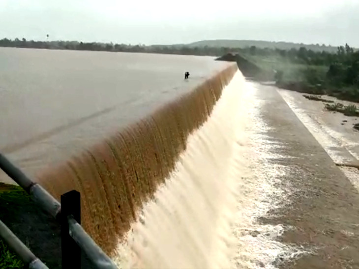 South gujarat rain, 7 in Mandvi, Dolwan, Waghai, 4 inches of rain in Vansada, Doswada dam ...