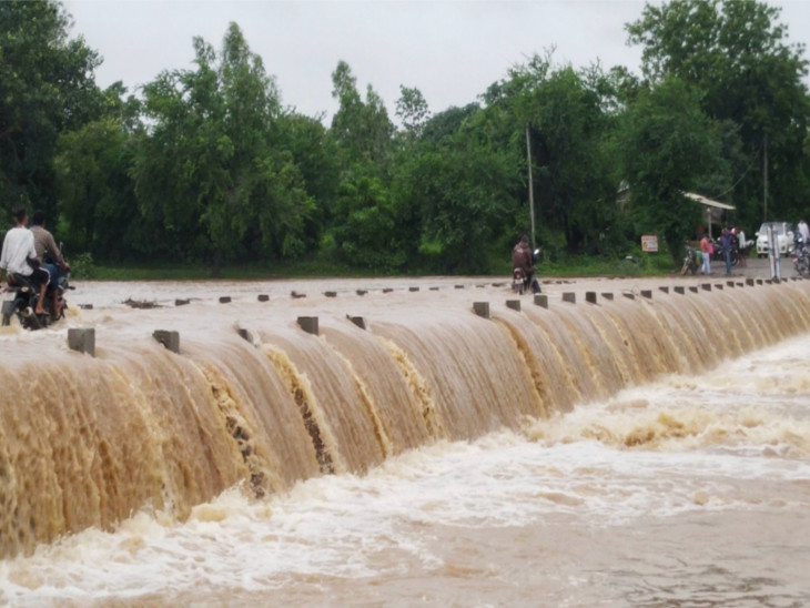 South gujarat rain, 7 in Mandvi, Dolwan, Waghai, 4 inches of rain in ...