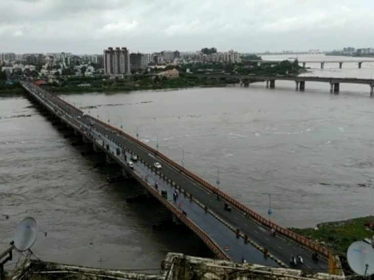 South gujarat rain, 7 in Mandvi, Dolwan, Waghai, 4 inches of rain in ...