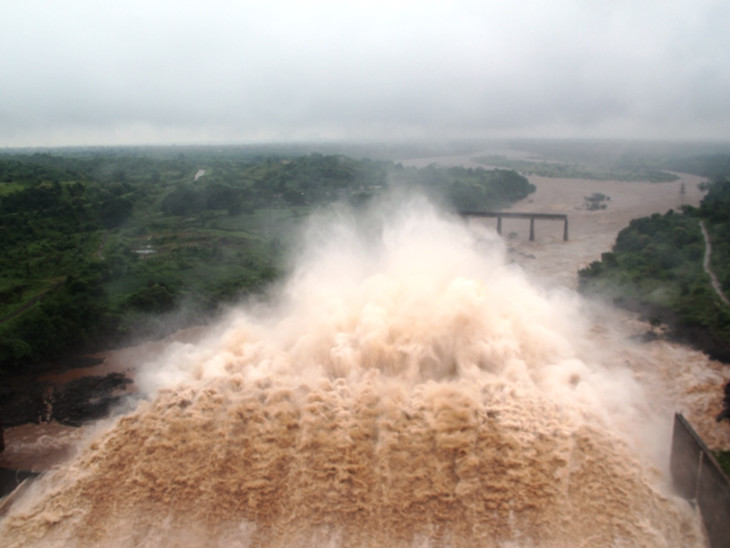 5 gates of Karjan Dam opened and 44 thousand cusecs of water released ...
