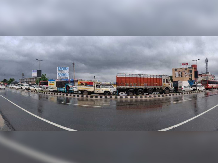 Manav Ashram Circle traffic for the first time after a break in the ...