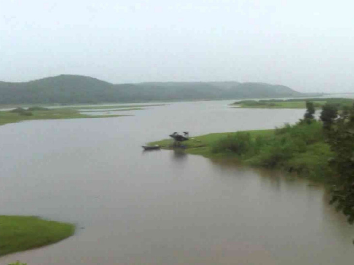 964 cusecs of water was released from Dev Dam in Halol to maintain the ...