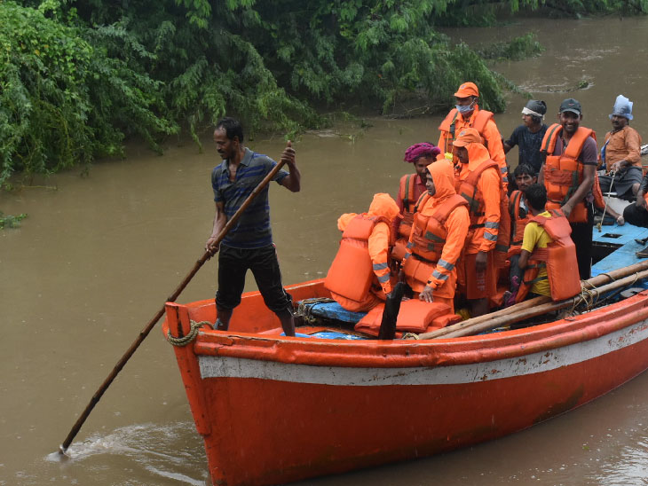 NDRF team rescues 200 trapped 50 people stranded on the banks of Tawara ...