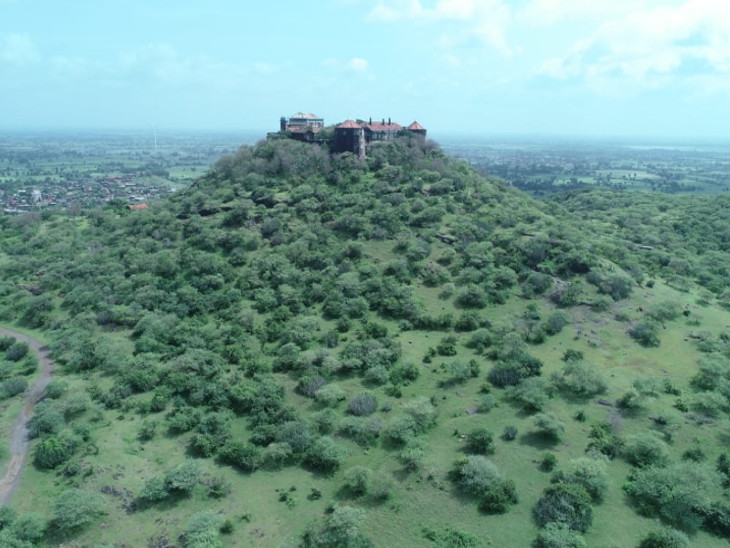 Hingolgadh fort stands at a height of 1100 feet amidst greenery for 360 ...