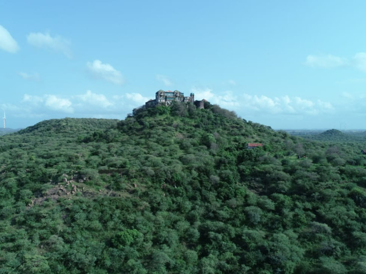 Hingolgadh fort stands at a height of 1100 feet amidst greenery for 360 ...