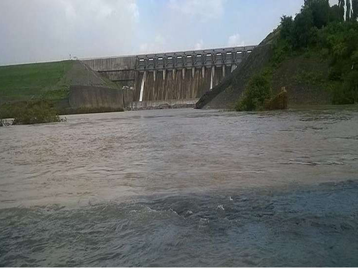 Ukai Dam surface 1 and half feet away from danger level, up to 1 and ...
