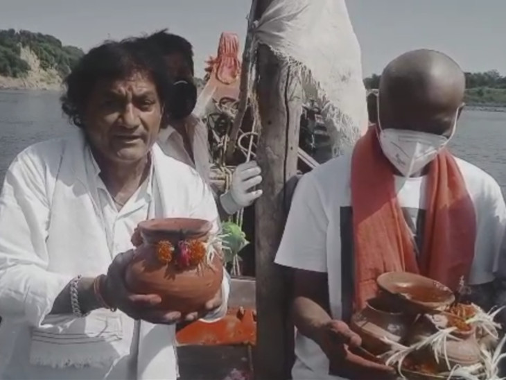 Kanodia brother family performed the ritual on the banks of the river ...