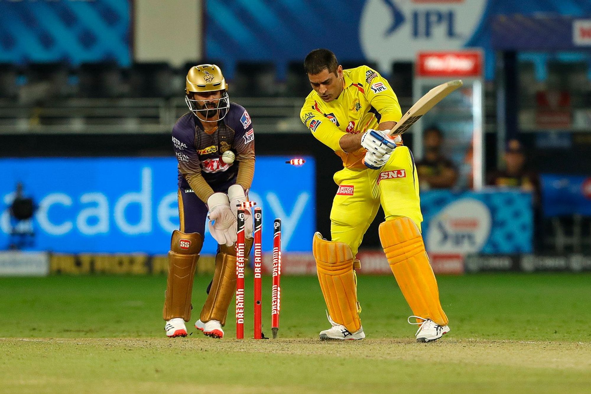 Dhoni bowled Varun's ball in the second match in a row, Dhoni smiled ...