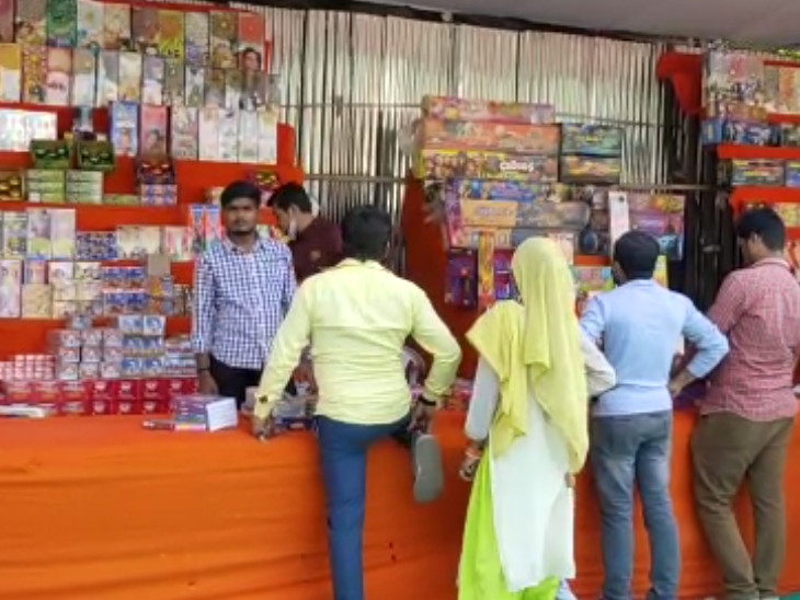 Crowds throng Chauta Bazaar in Surat, dull atmosphere in fireworks ...