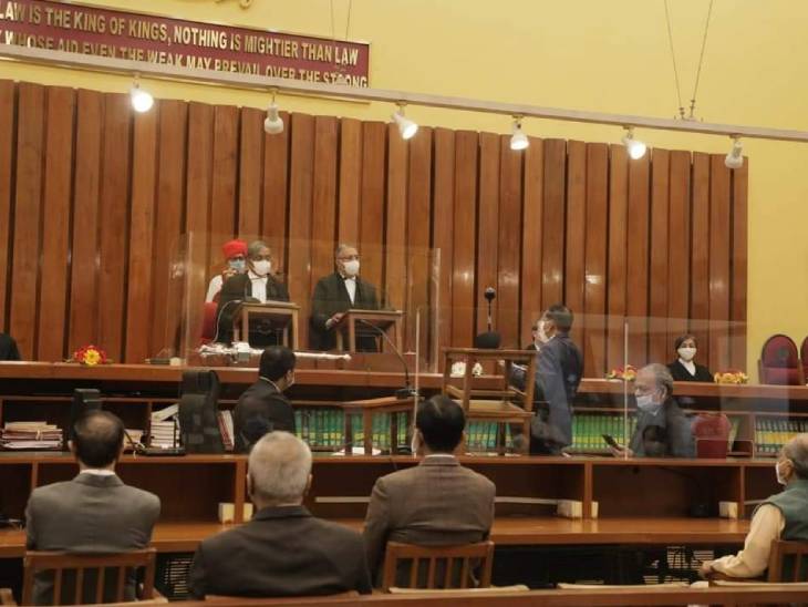 Chief Justice Vikram Nath administers oath of office to Vineet Kothari ...