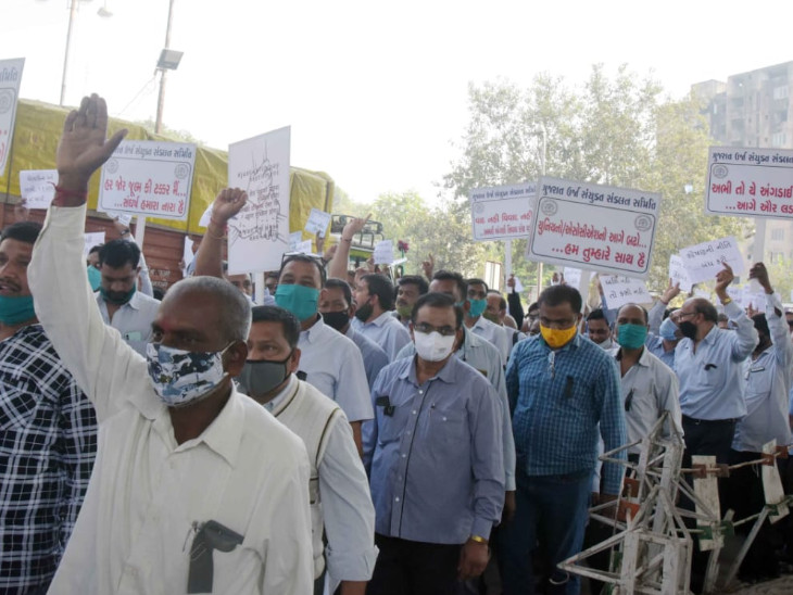 MGVCL employees protest in Vadodara, wearing black band outside ...