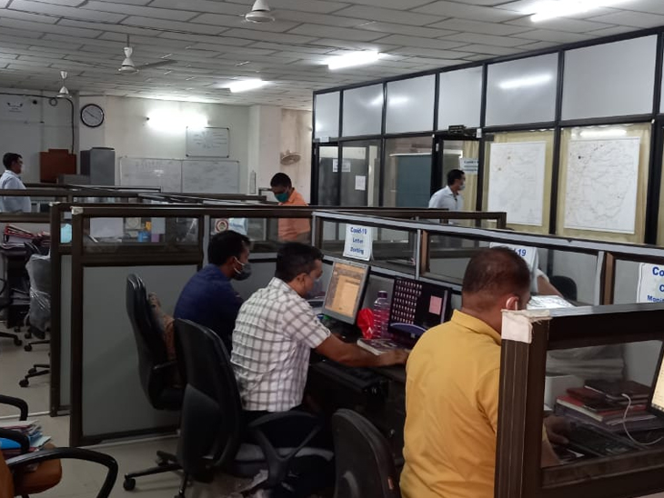 The first dose of Covishield vaccine was given to 600 health workers at ...