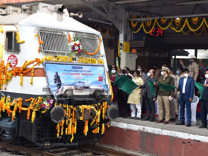 Train from Ahmedabad to Kevadia arrives at Anand, Sardar Saheb's family ...
