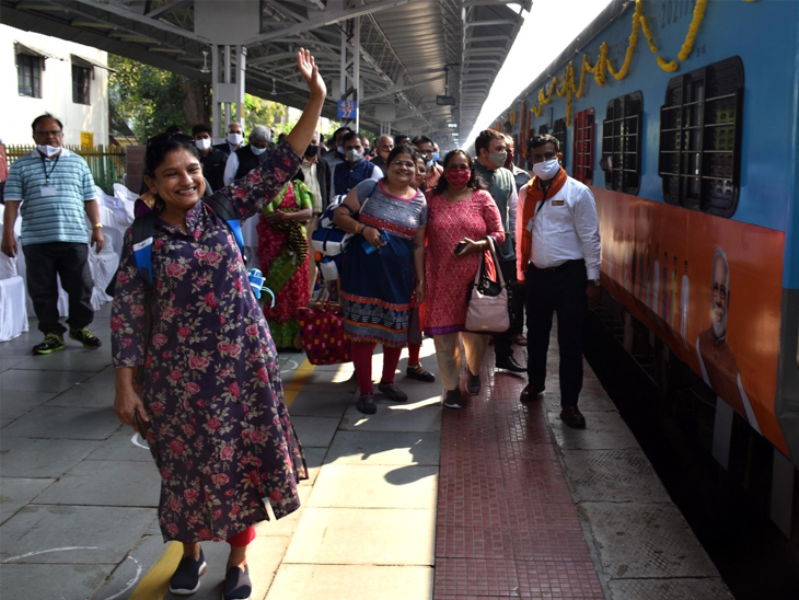 Train from Ahmedabad to Kevadia arrives at Anand, Sardar Saheb's family ...