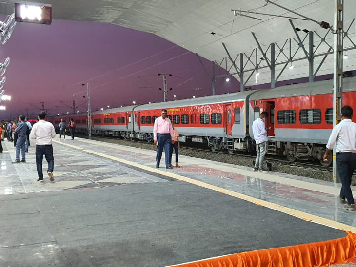 90 passengers arrived in 8 trains on the first day in Kevadia, stayed ...