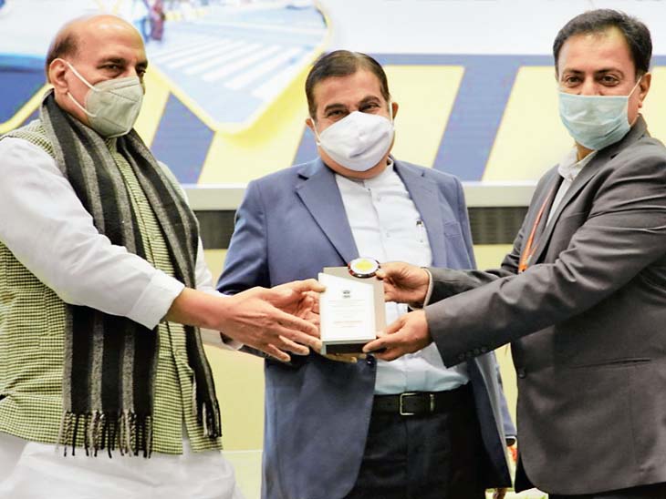 Amit Khatri awarded by Nitin Gadkari for road safety awareness