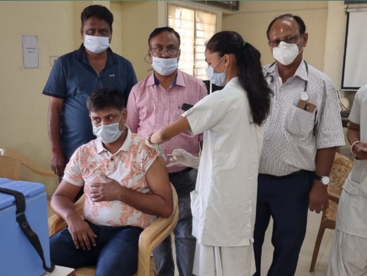 Halol province officials, including Halol court judges and their ...