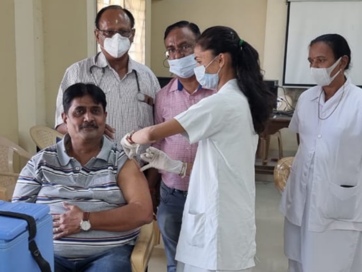 Halol province officials, including Halol court judges and their ...