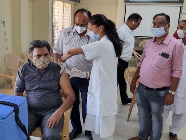 Halol province officials, including Halol court judges and their ...