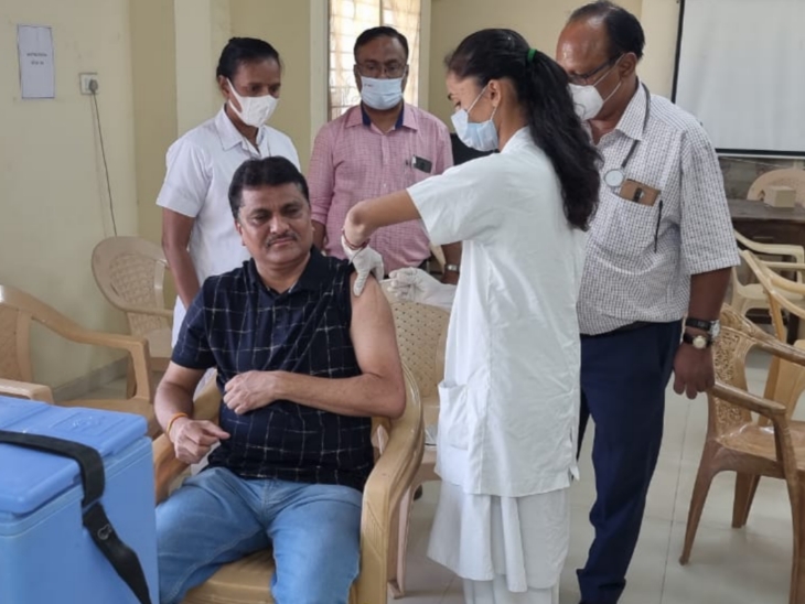 Halol province officials, including Halol court judges and their ...