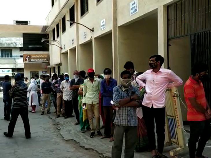 long line of people for get birth and death certificate in rajkot ...