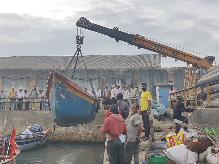 Fear of more than 3,000 boats anchored in the seas of Veraval port ...