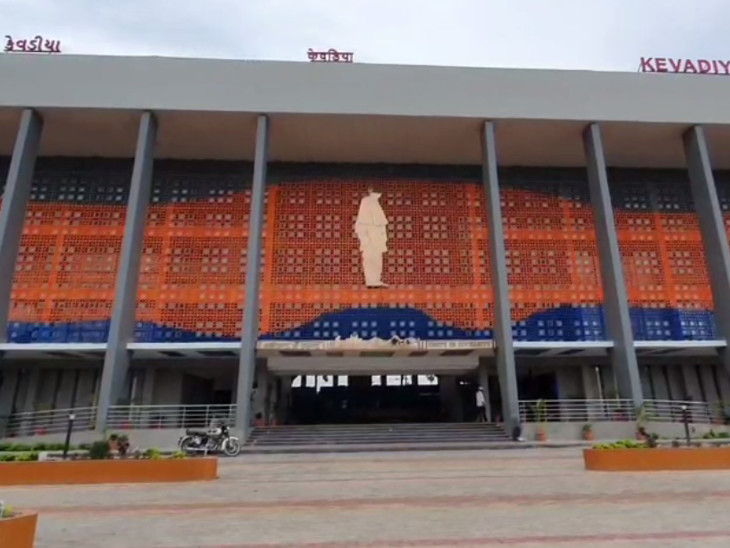 Heavy winds in kevadia blow the leaves of the country's first green ...