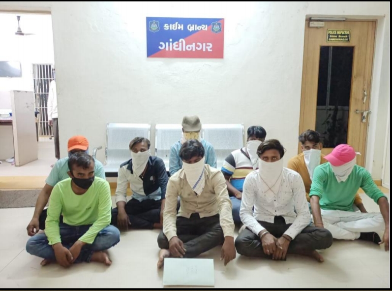 In Bhoyan Rathod village, nine Shakunis were caught gambling under a tree