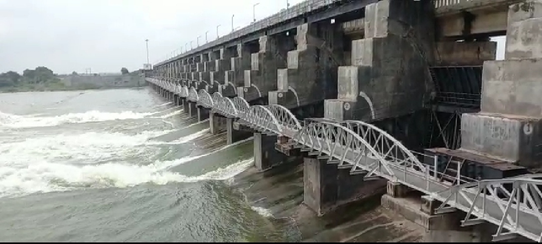 The bridge between Sauka and Limbdi broke when two gates of Vadod Dam ...