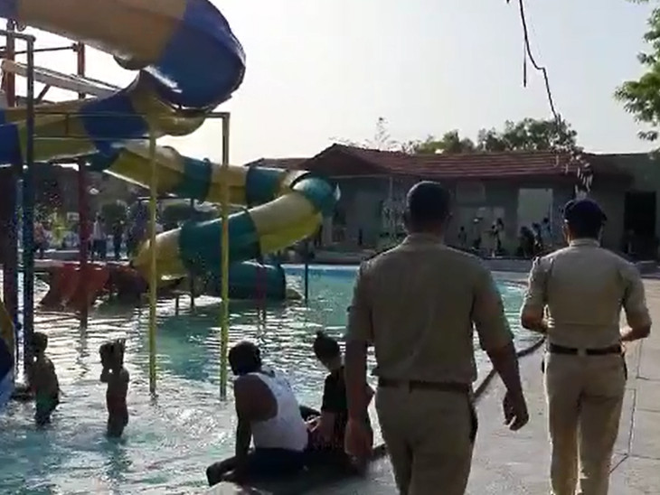 Large number of people were having fun at Mahi Water Resort near ...