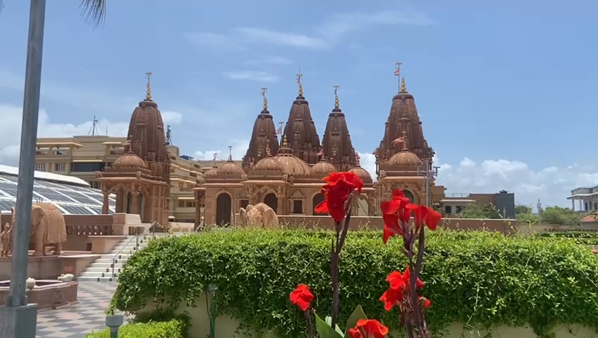 Devotees visited all the temples of Valsad, including the famous Sai ...
