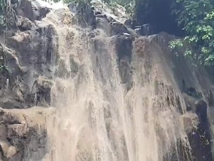 Following heavy rains in Chhotaudepur, tourists flocked to Dharsimel ...