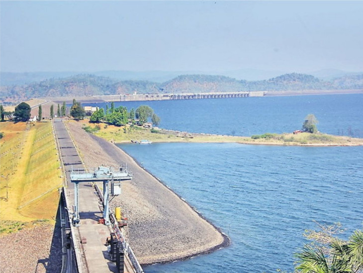 Heavy rains upstream of Ukai Dam increased the surface by 2 feet in 1 ...
